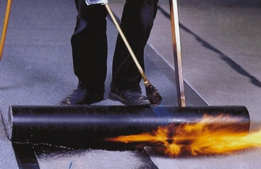 Verarbeitung und Verlegung von Bitumenbahnen | Flachdach ...