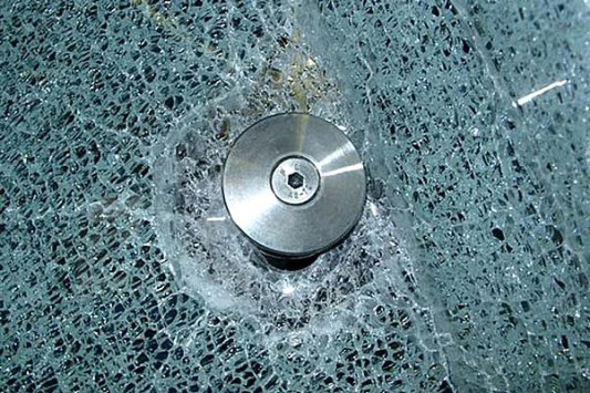 Glasbruch durch lokale Spannungsspitzen | Glas | Schäden | BauNetz Wissen