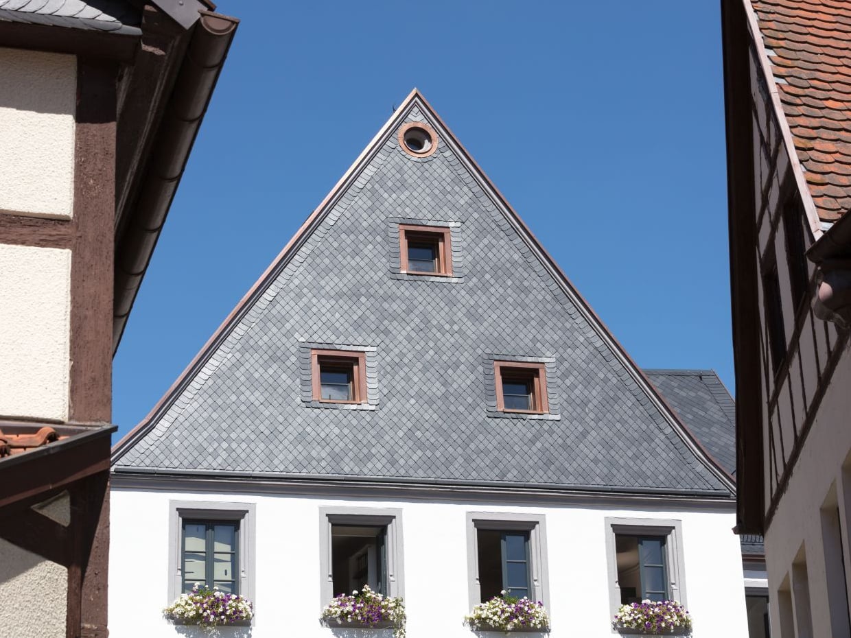 Universal-Deckung an der Fassade | Schiefer | Deckungsarten | BauNetz ...