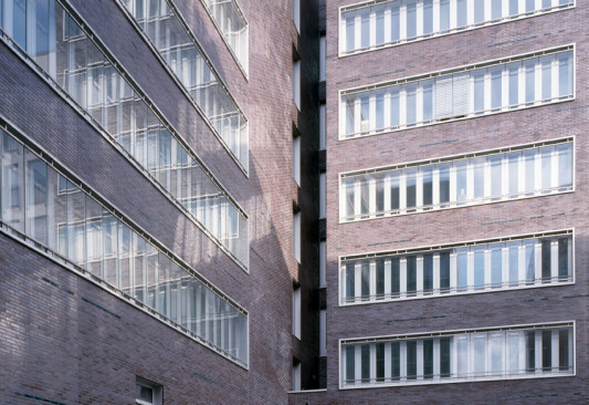 Hauptzollamt Hamburg-Stadt | Glas | Büro/Verwaltung | Baunetz_Wissen