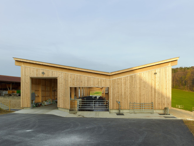 Laufstall für Kühe auf Schloss Wildenstein | Geneigtes Dach ...