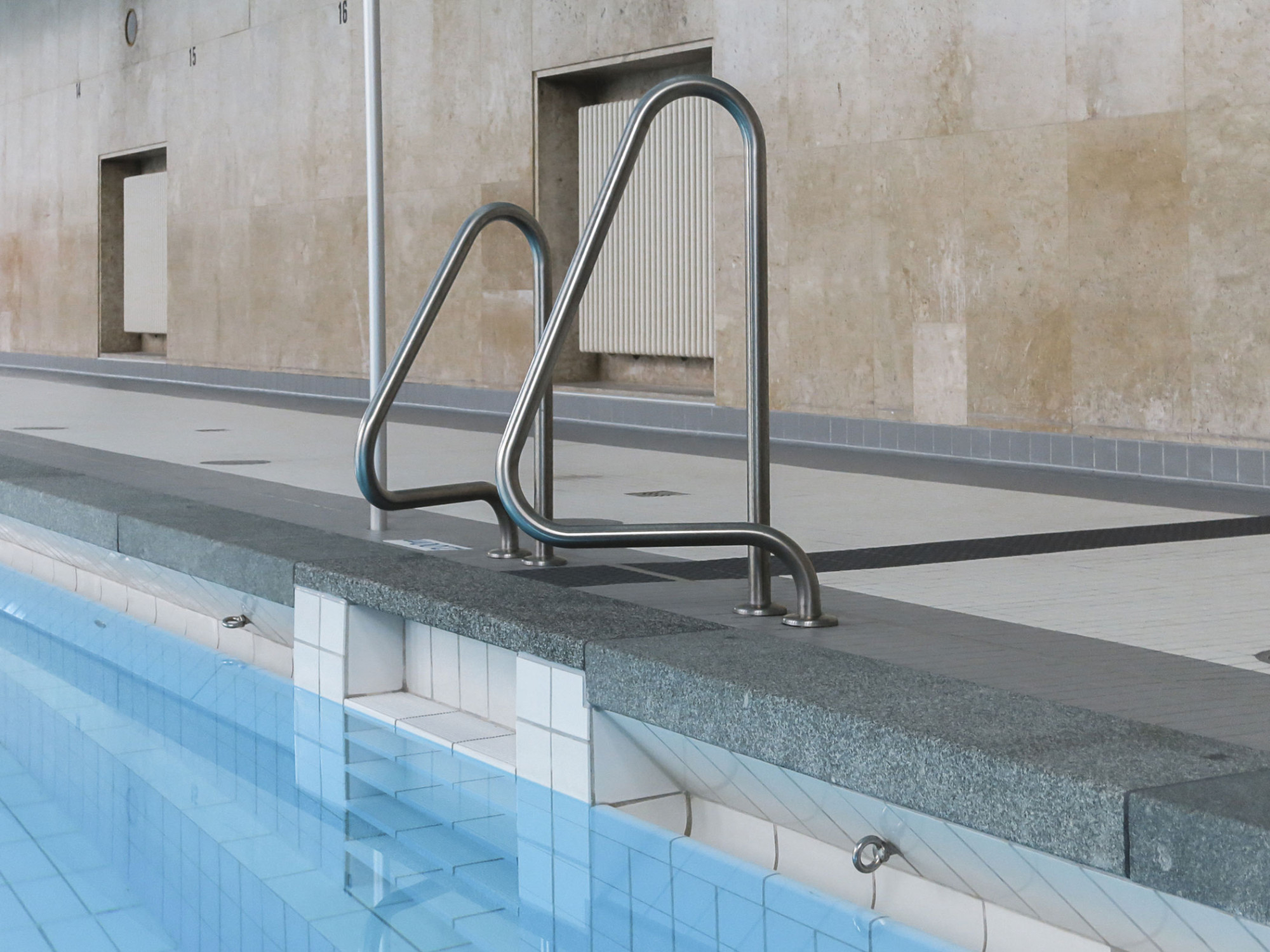 Schwimmhalle Finckensteinallee in Berlin | Fliesen und Platten | Sport ...