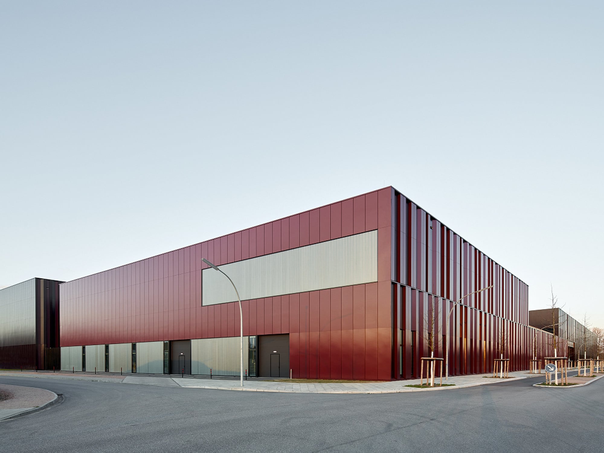 Farbige Profilglasfassade mit Wärmedämmung | Dämmstoffe | News ...