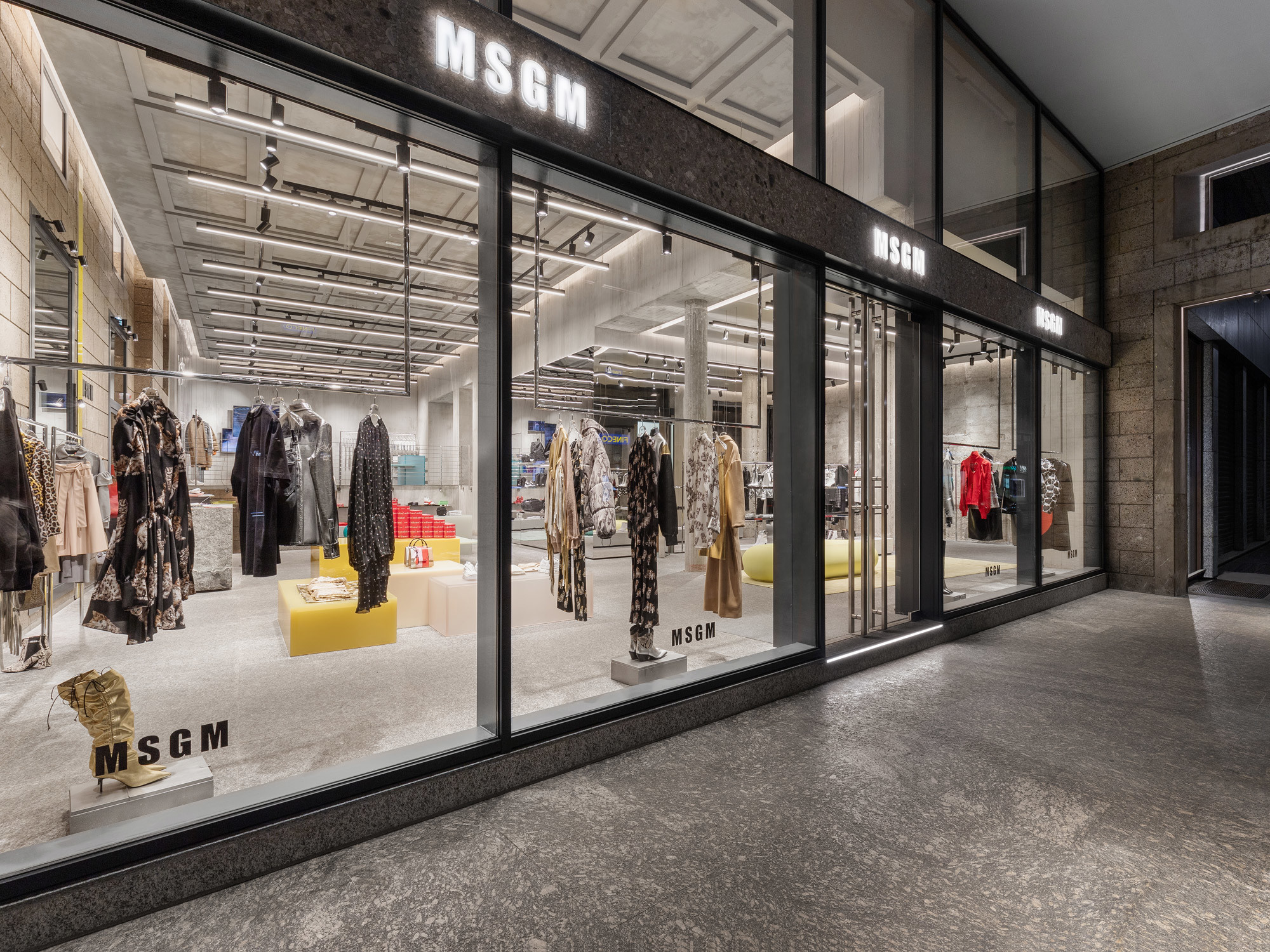 Flagship Store in Mailand | Boden | Ladenbau/Gewerbe | BauNetz Wissen