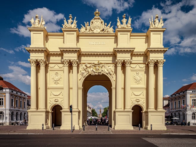 Stadttore | Fenster und Türen | Türarten | BauNetz Wissen