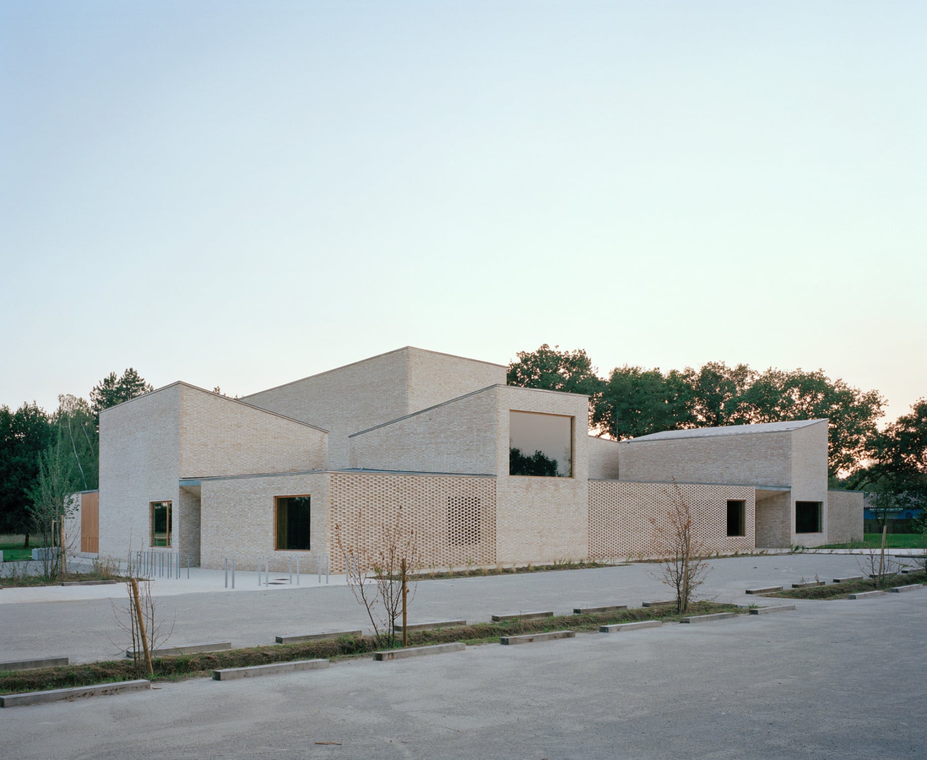 Kulturzentrum Pierre Blanche in Saint-Jean-de-Boiseau | Mauerwerk ...