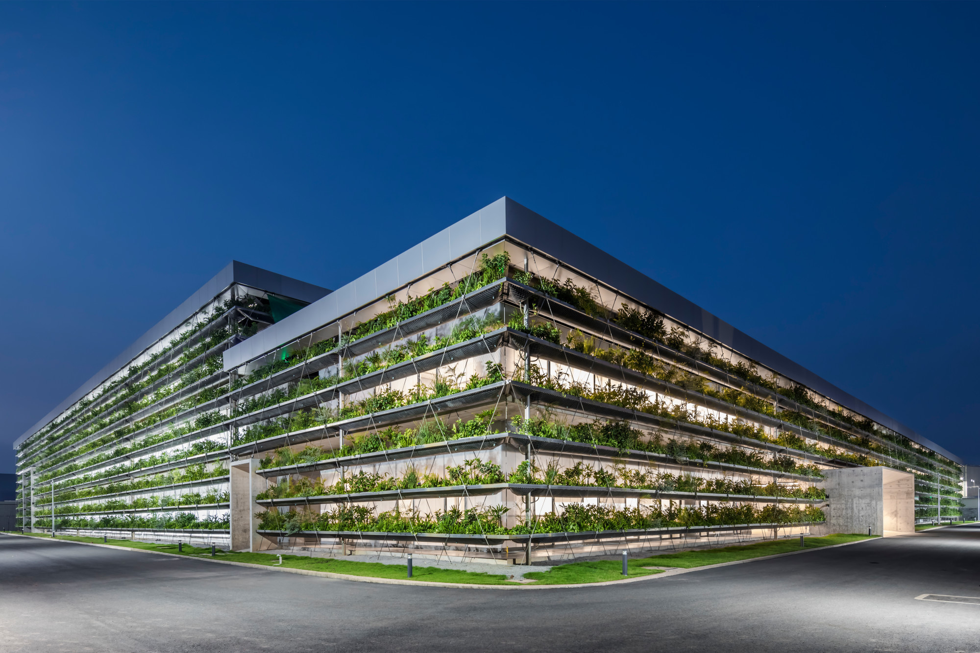 Fabrik in Ho-Chi-Minh-Stadt | Fassade | Gewerbe/Industrie | BauNetz Wissen