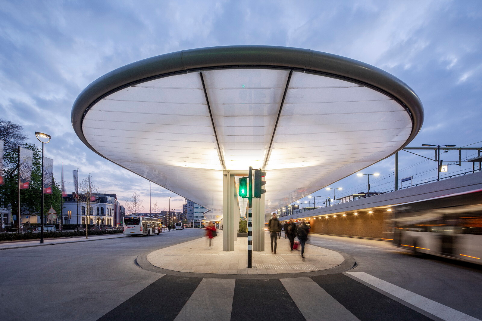 Busbahnhof in Tilburg | Gebäudetechnik | Sonderbauten | Baunetz_Wissen