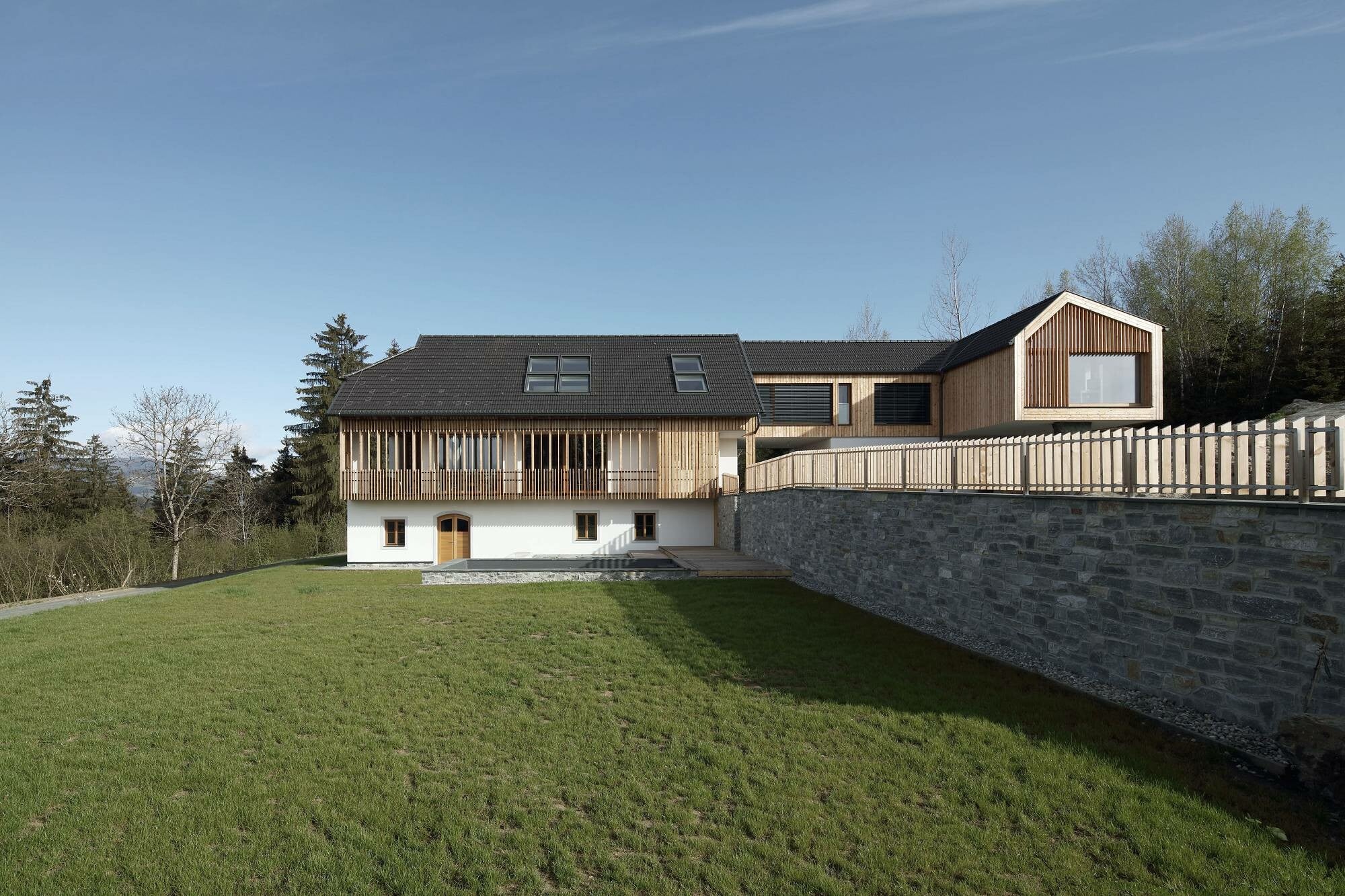 Bauernhaus in Feldkirchen | Geneigtes Dach | Wohnen | BauNetz Wissen