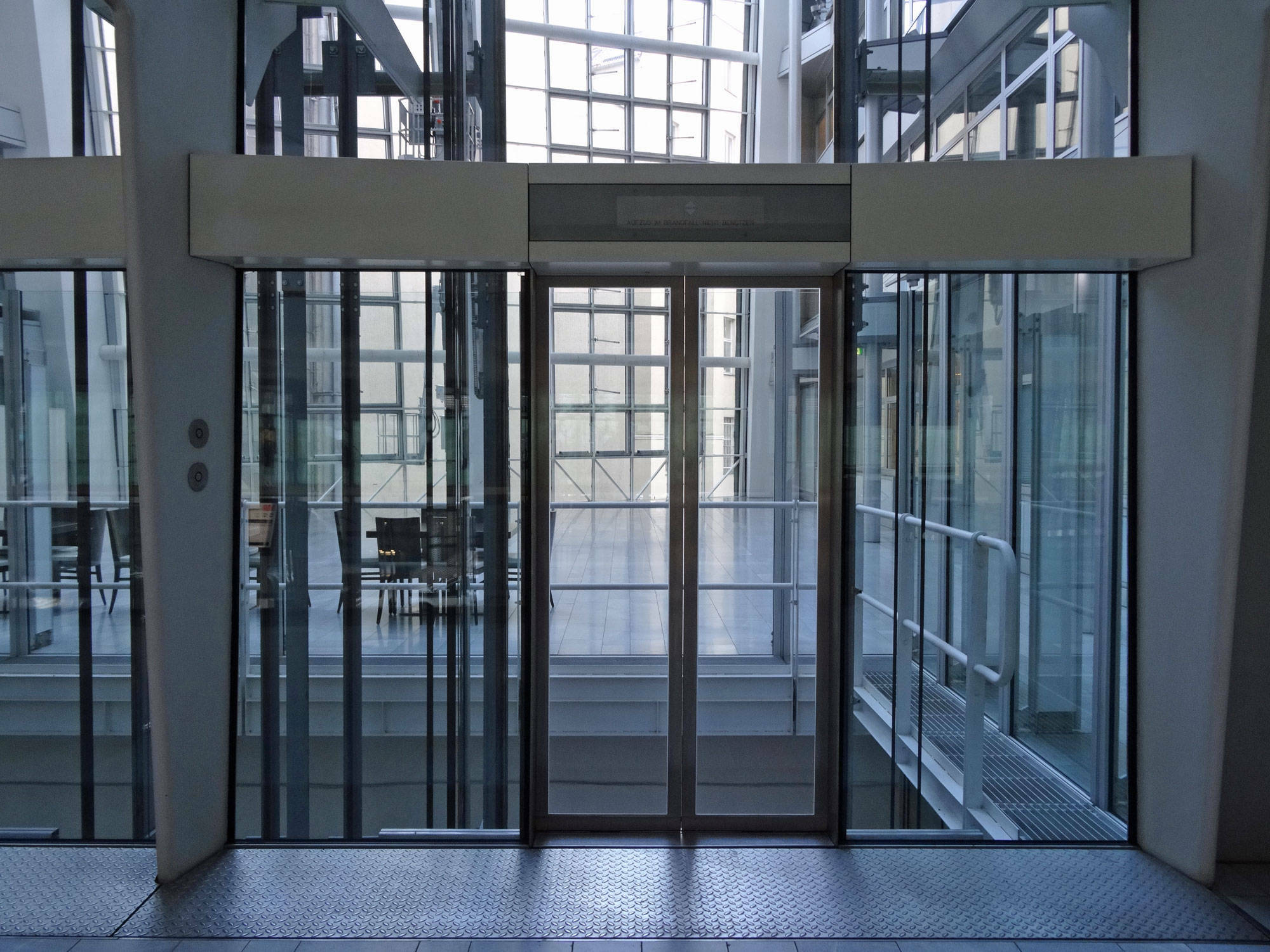 Pivot-Tür | Fenster und Türen | Türarten | BauNetz Wissen