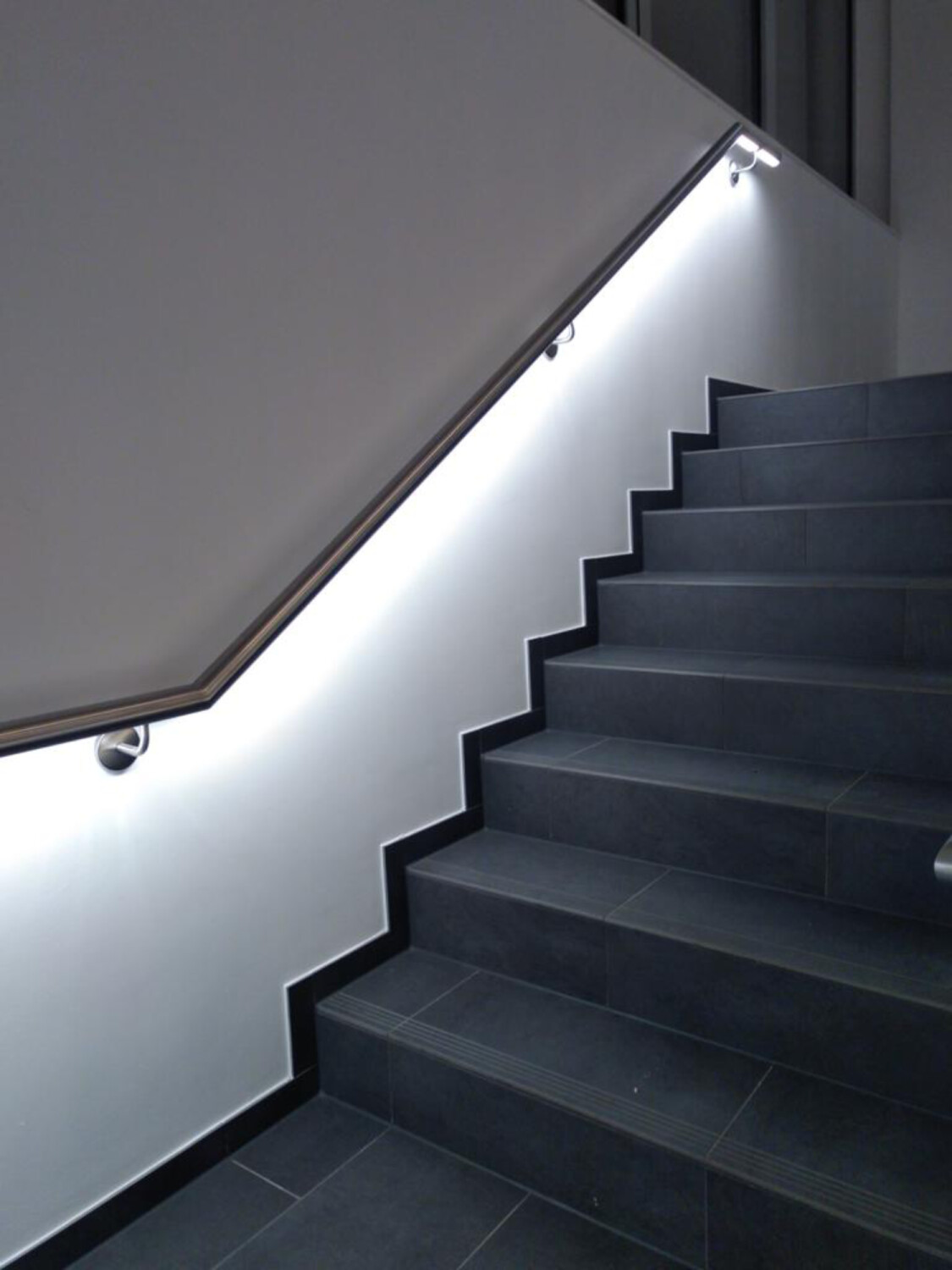 Handlauf mit integrierter LED-Beleuchtung | Treppen | News/Produkte ...