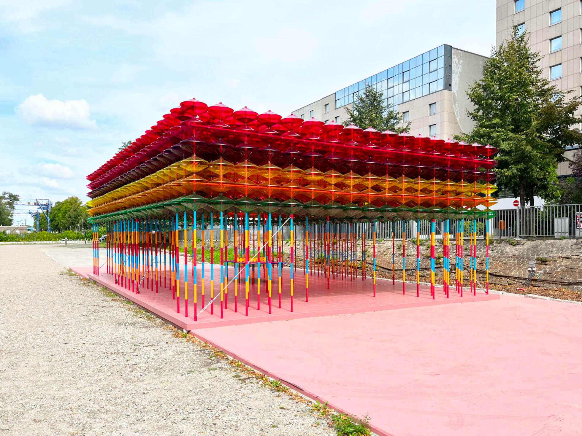 Poppiger Pavillon in Berlin-Neukölln | Sonnenschutz | Sonderbauten ...