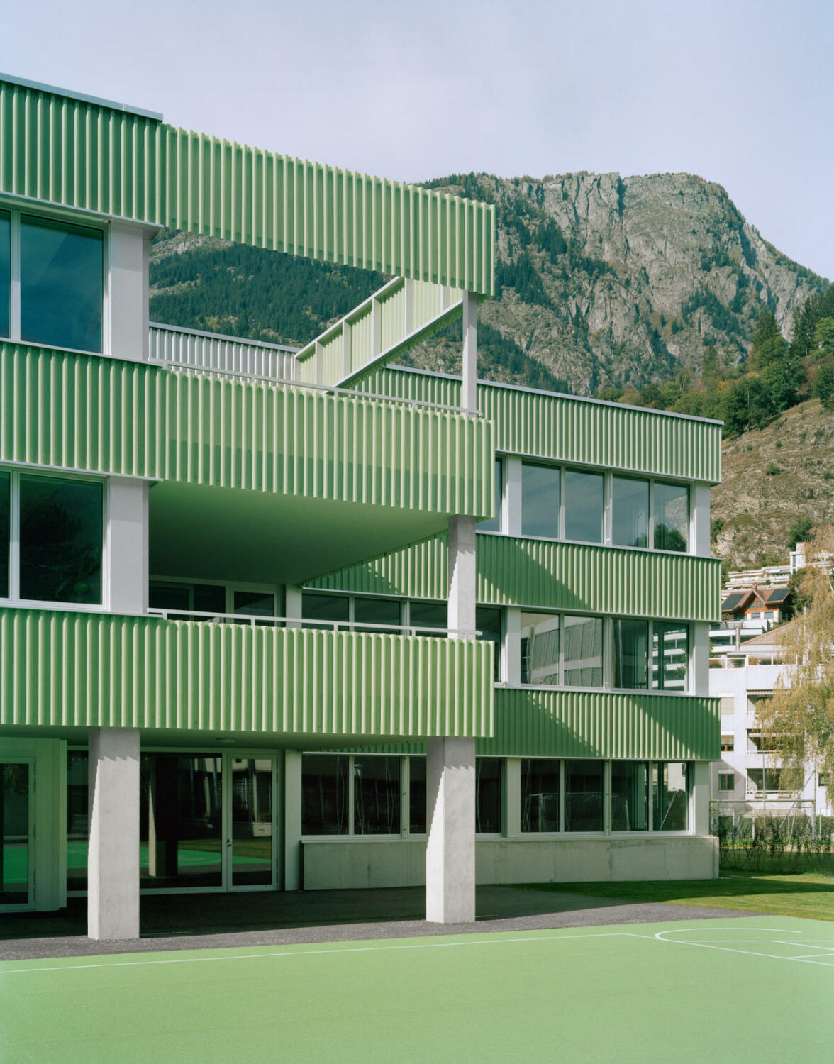 Grundschule Froschkönig in Naters | Akustik | Bildung | BauNetz Wissen