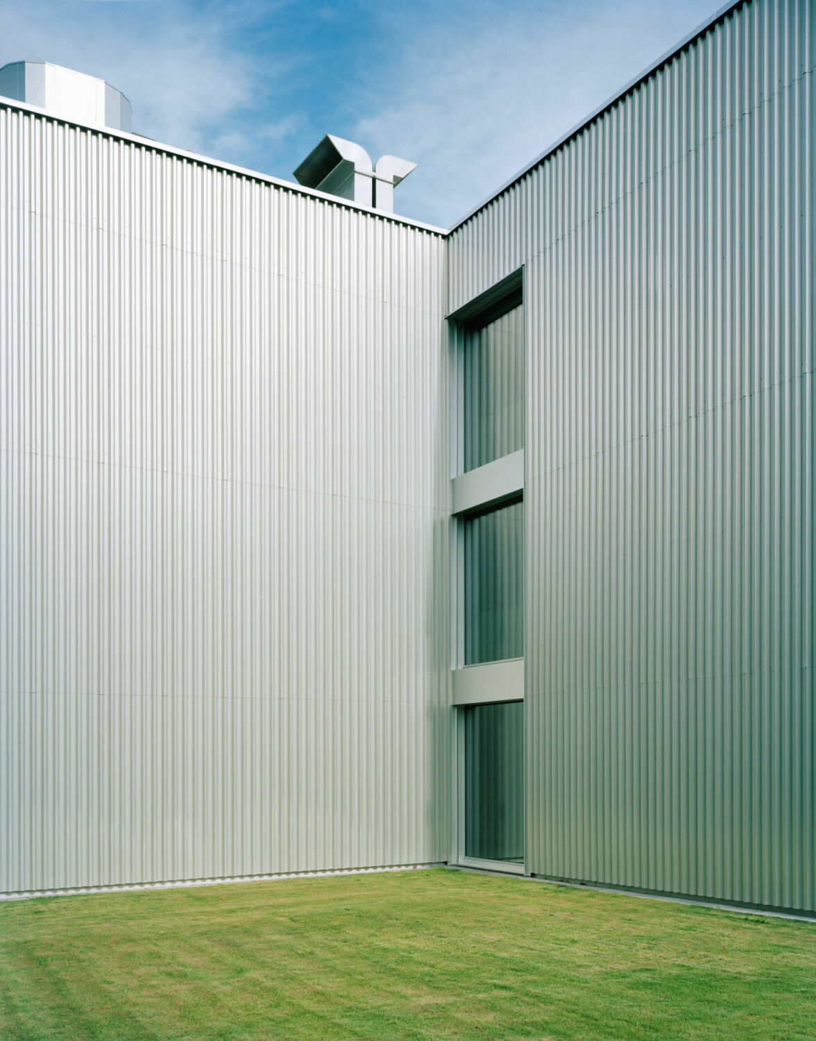 Grundschule Froschkönig in Naters | Akustik | Bildung | BauNetz Wissen