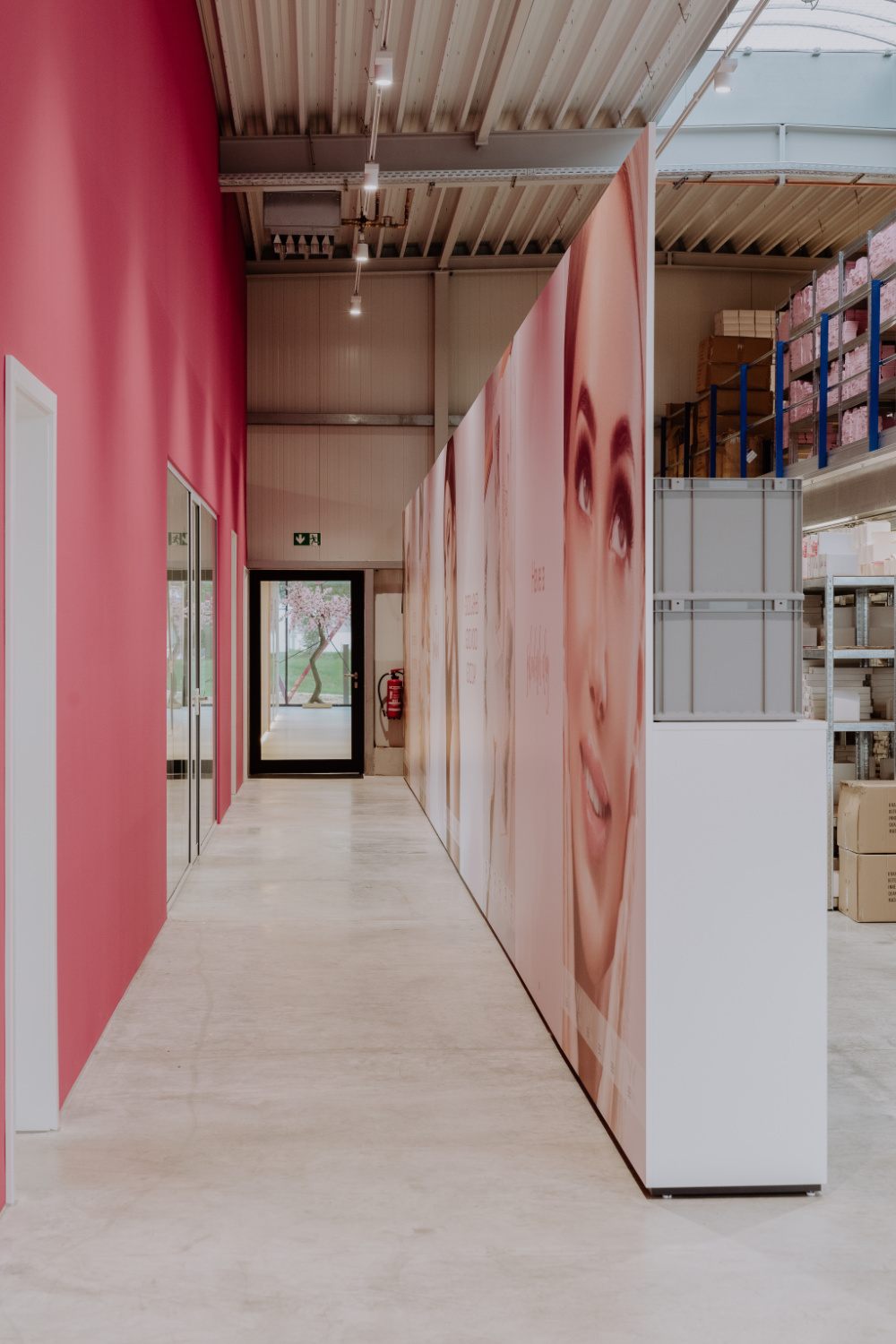 Firmenzentrale Miss Lashes in Horb | Boden | Ladenbau/Gewerbe | BauNetz ...