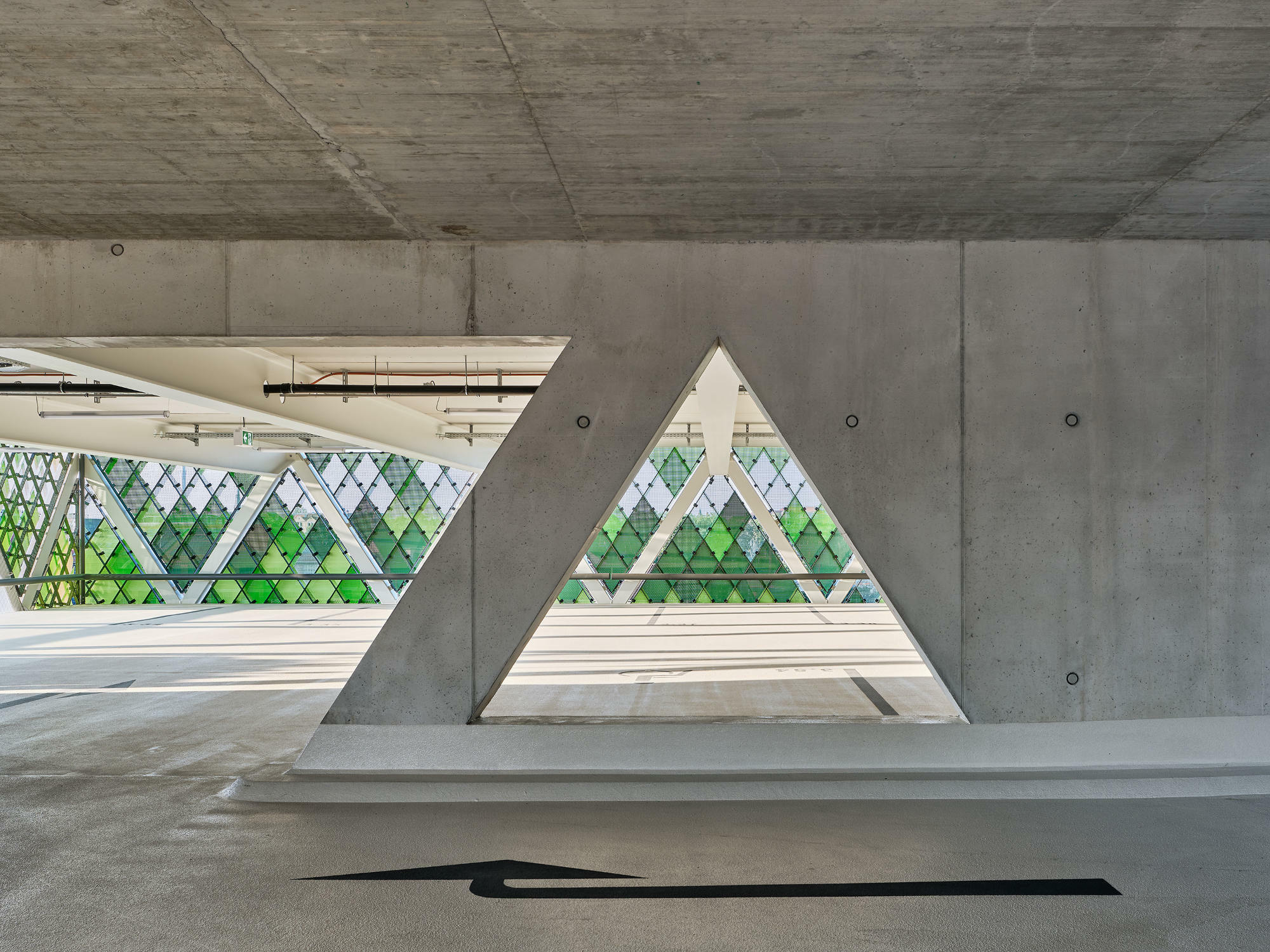 Parkhaus im Neckarpark in Stuttgart | Boden | Außenanlagen/Verkehr ...