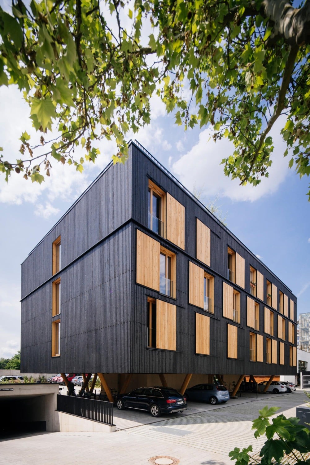Wohnbau Haus auf Stelzen in Regensburg | Flachdach | Wohnen/MFH ...