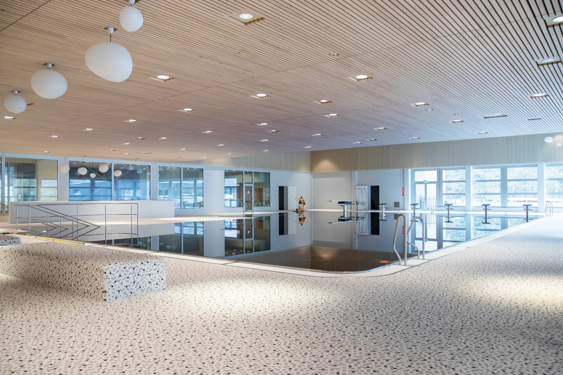 Gesprenkeltes Mosaik für Hallenbad und Wellnessbereich | Fliesen und ...