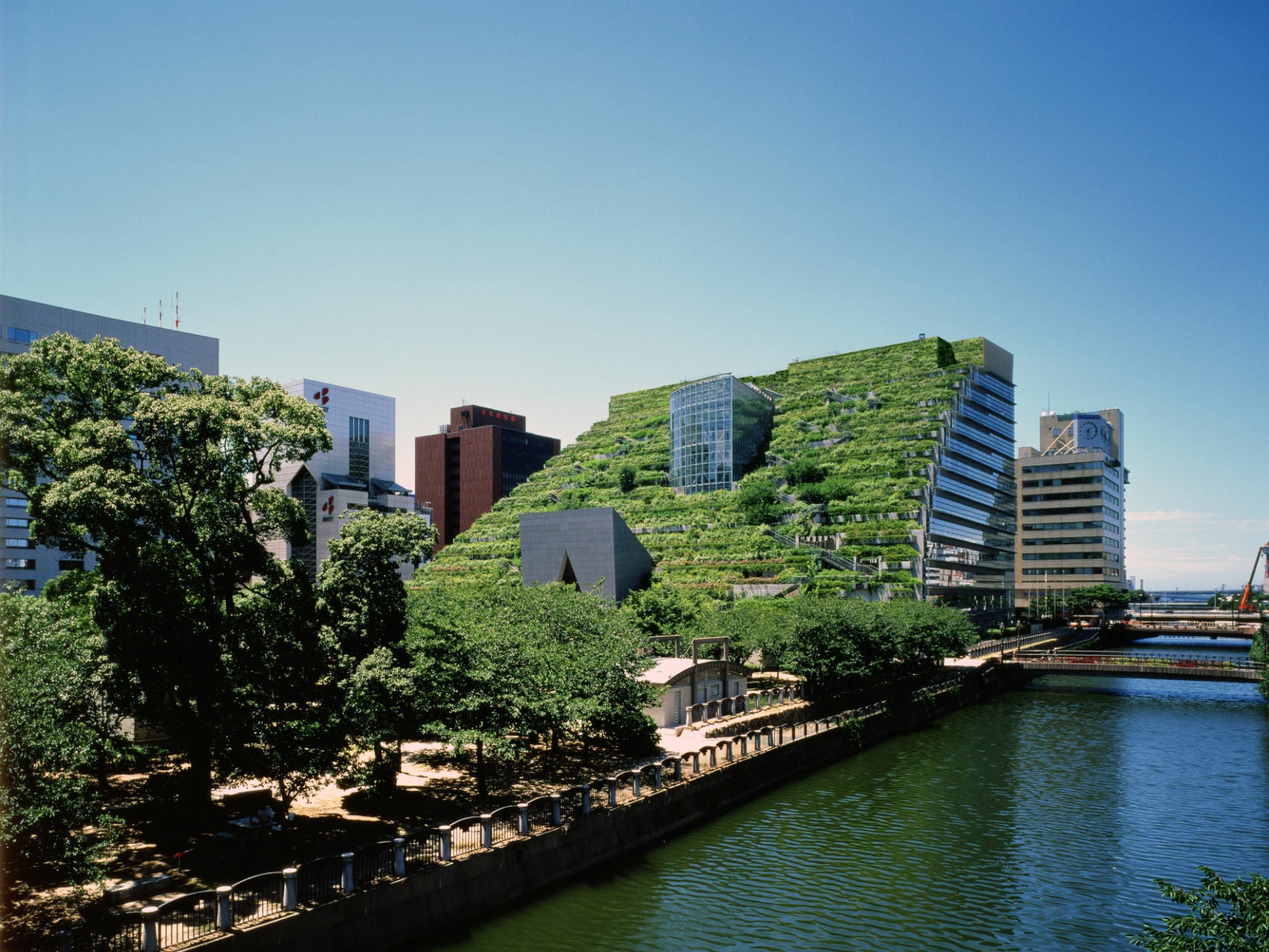 Prefectural International Hall in Fukuoka | Stadt- und Dachbegrünung ...