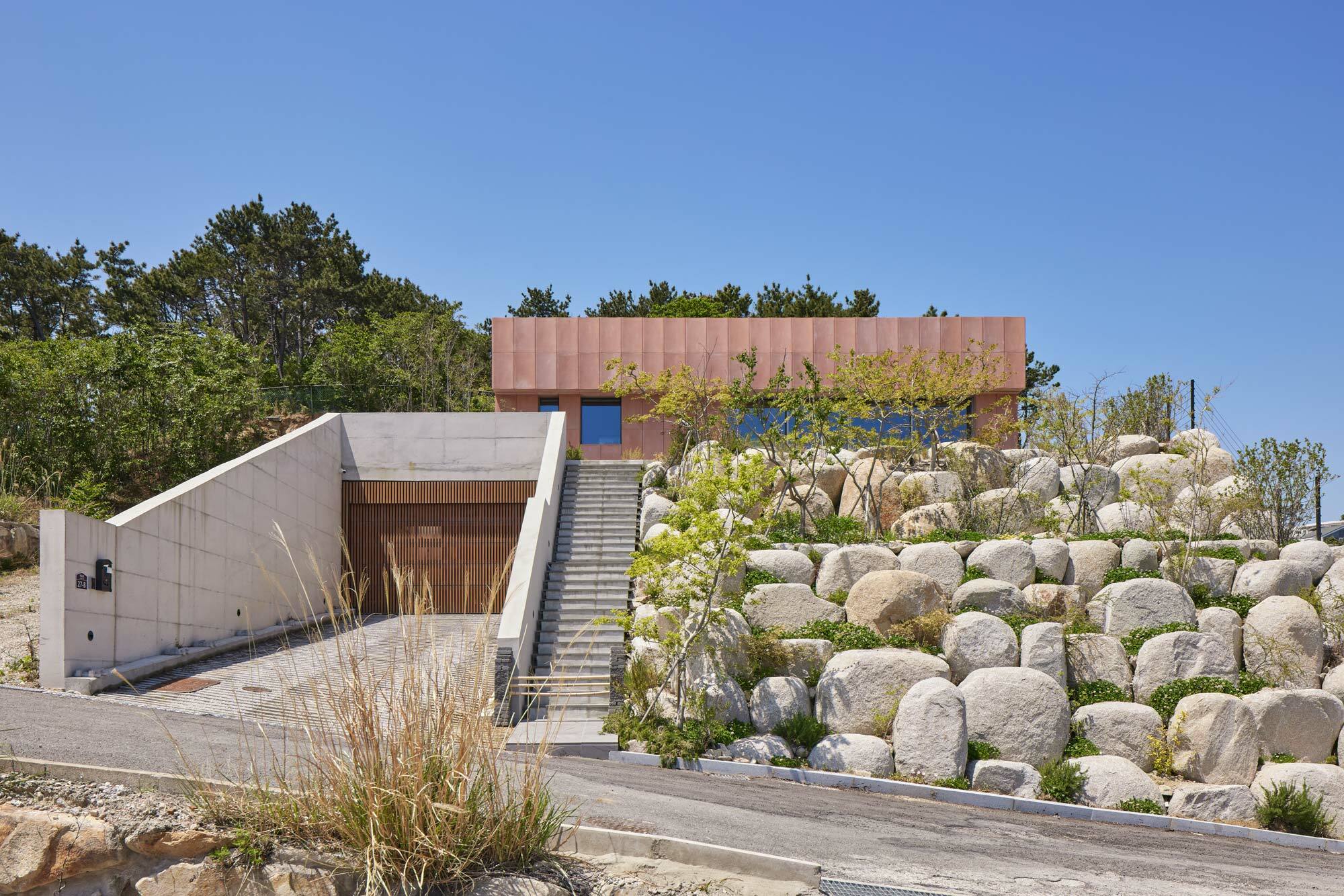 Hofhaus in Seosaeng | Fenster und Türen | Wohnen/EFH | BauNetz Wissen