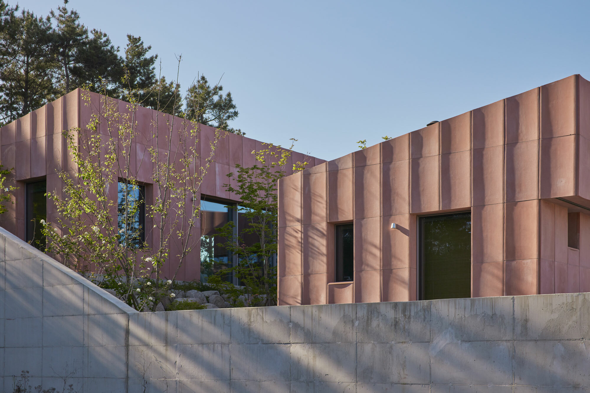 Hofhaus in Seosaeng | Fenster und Türen | Wohnen/EFH | BauNetz Wissen