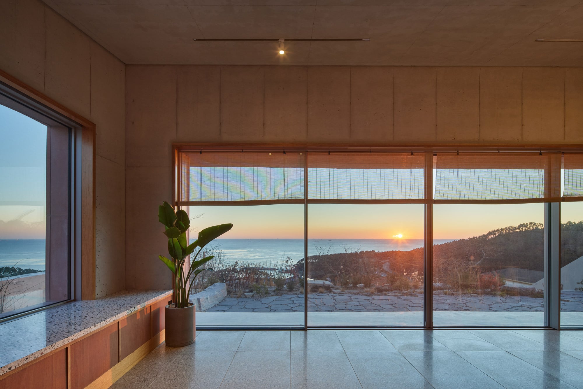 Hofhaus in Seosaeng | Fenster und Türen | Wohnen/EFH | BauNetz Wissen