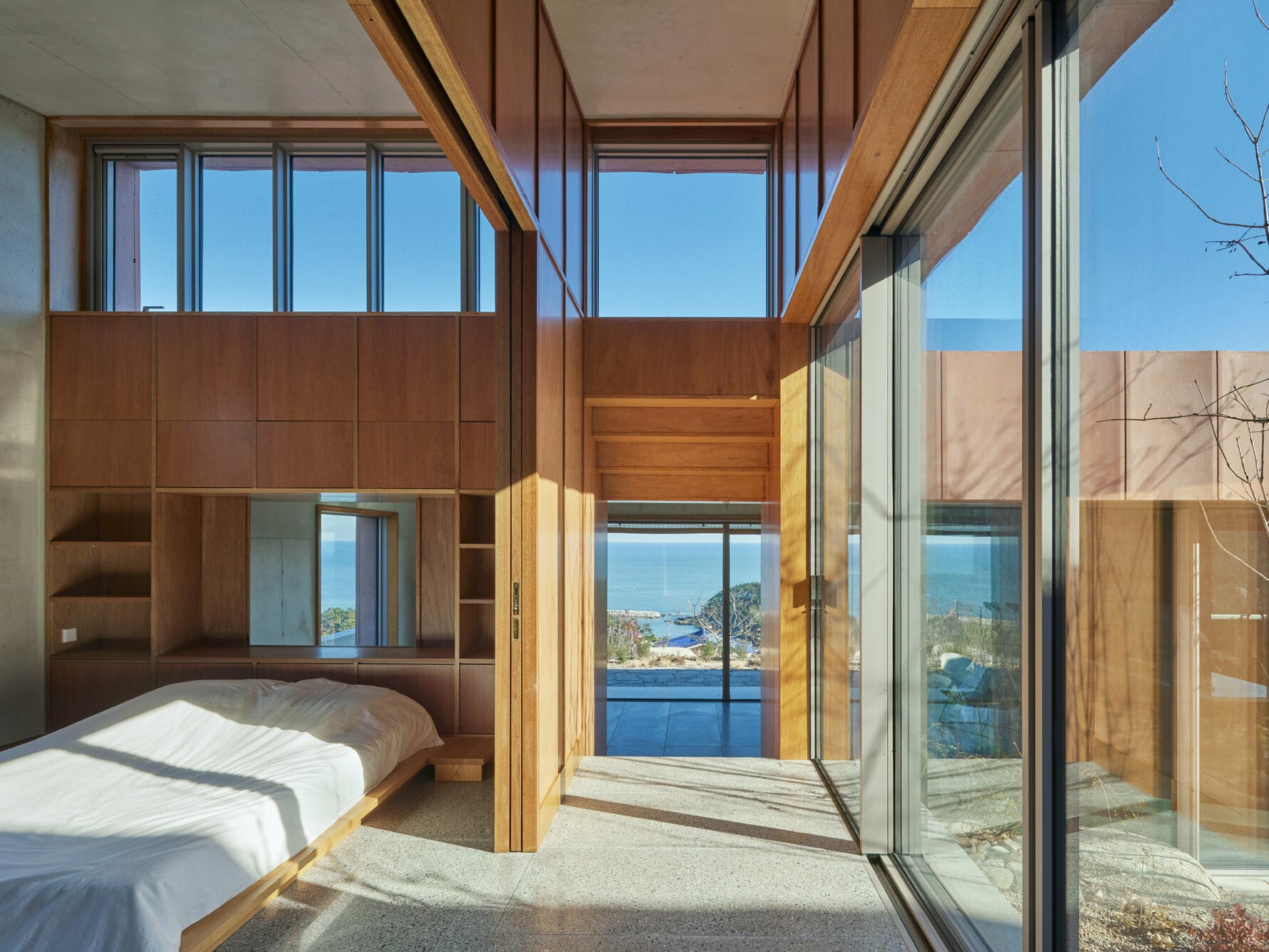 Hofhaus in Seosaeng | Fenster und Türen | Wohnen/EFH | BauNetz Wissen