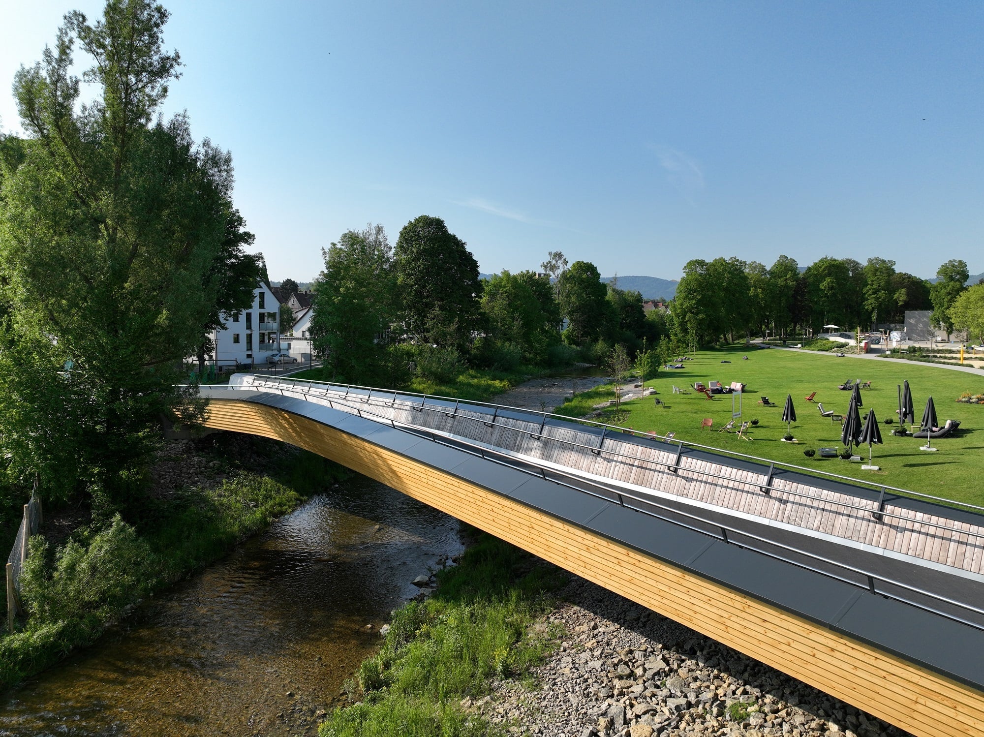 Fußgänger- und Fahrradbrücke in Balingen | Holz | News | Baunetz_Wissen