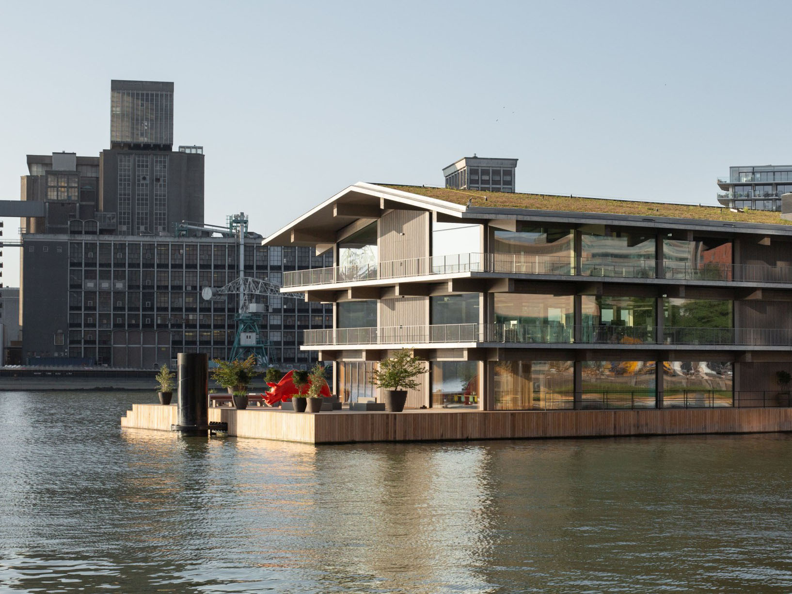 Büroschiff in Rotterdam | Wasserkreislauf | Büro/Gewerbe | BauNetz Wissen