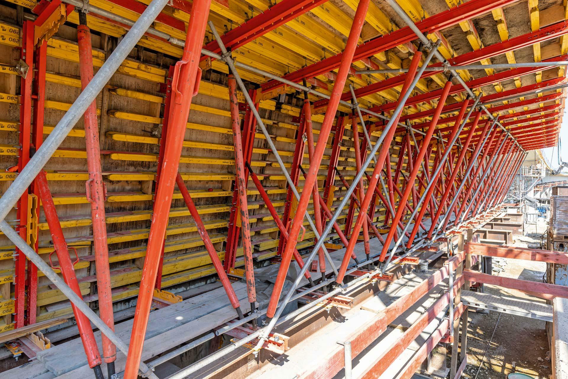 Im Takt über das Tal | Gerüste und Schalungen | Baustellenberichte | BauNetz Wissen