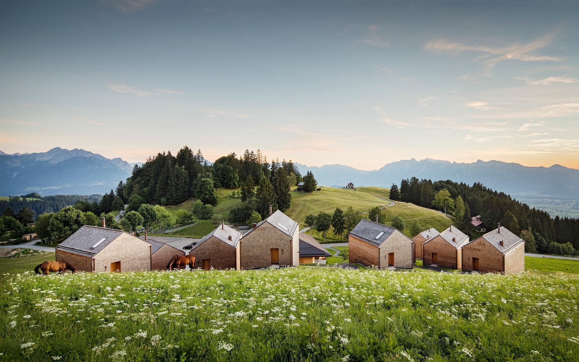 Gasthof mit Chalets auf der Alpe Furx | Holz | Gewerbe/Industrie | BauNetz Wissen