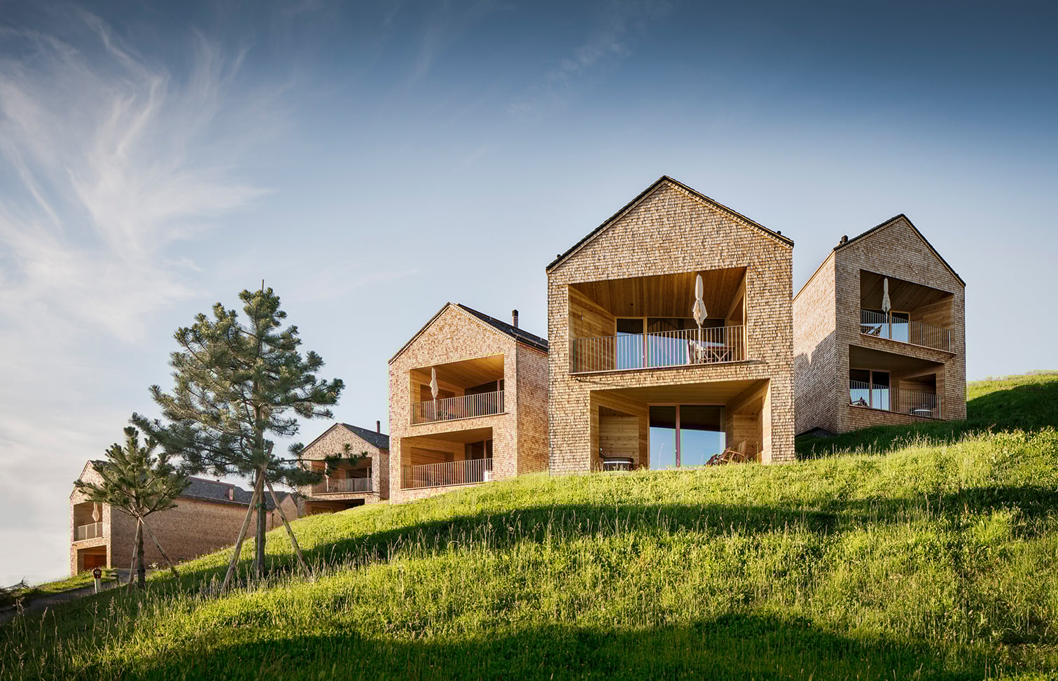 Gasthof mit Chalets auf der Alpe Furx | Holz | Gewerbe/Industrie | BauNetz Wissen