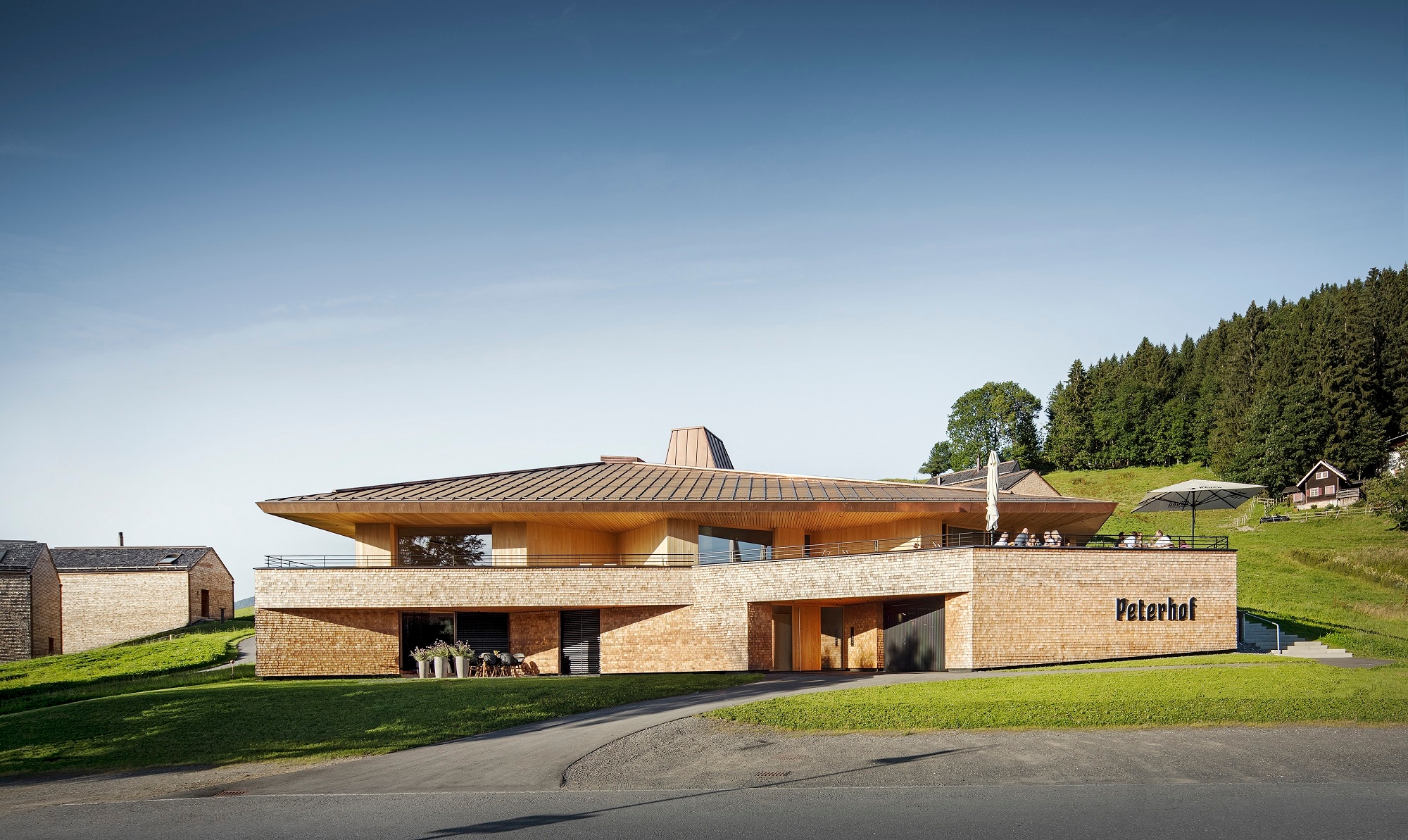 Gasthof mit Chalets auf der Alpe Furx | Holz | Gewerbe/Industrie | BauNetz Wissen