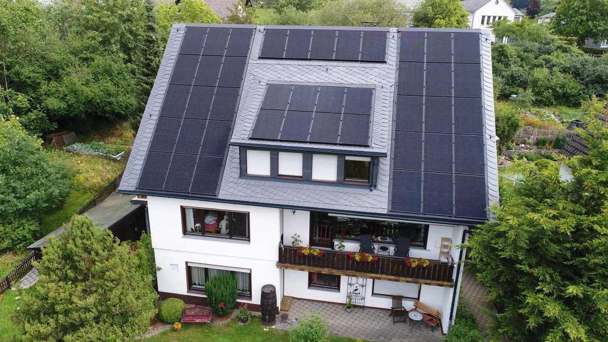 Indach-Photovoltaiksystem für Schieferdächer | Schiefer | Deckungsarten ...