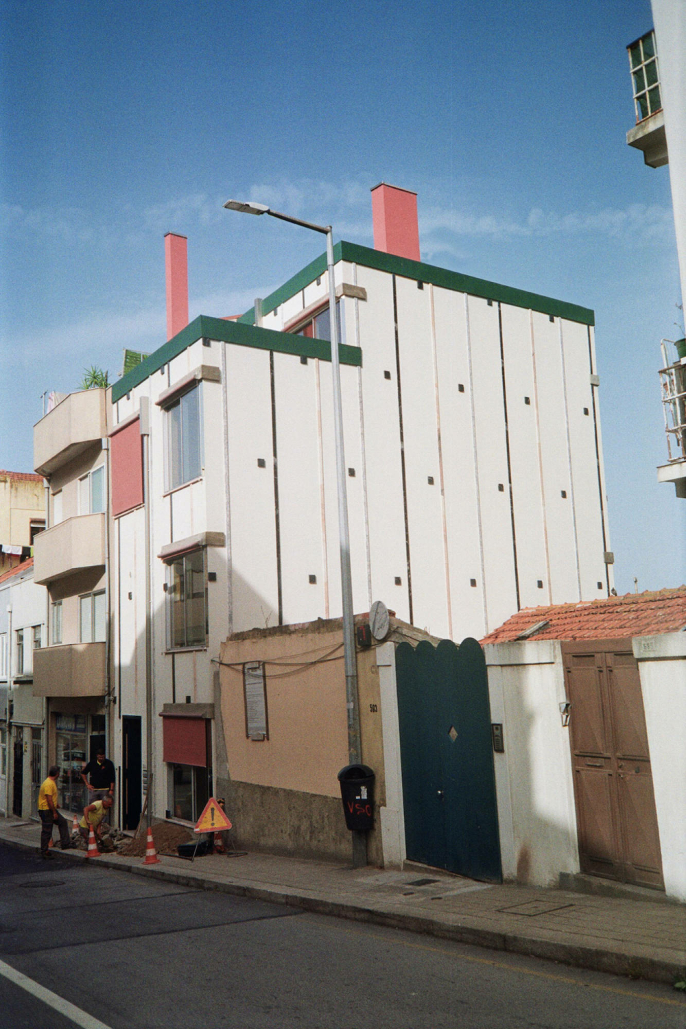 Housing with Pink Chimneys in Porto | Treppen | Wohnen | BauNetz Wissen