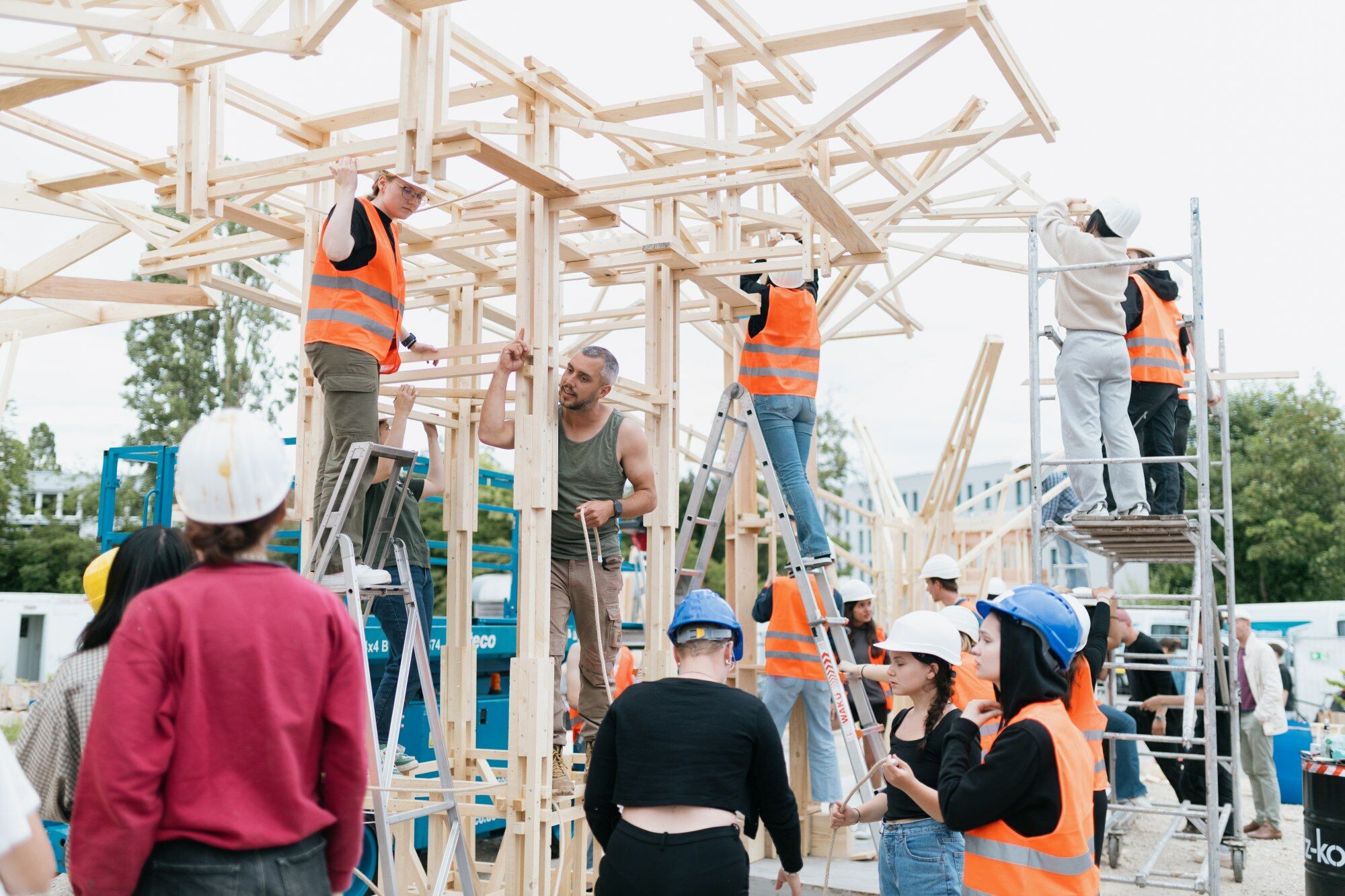 Zwölf Schirme für die Jugendkultur | Gerüste und Schalungen | News | BauNetz Wissen
