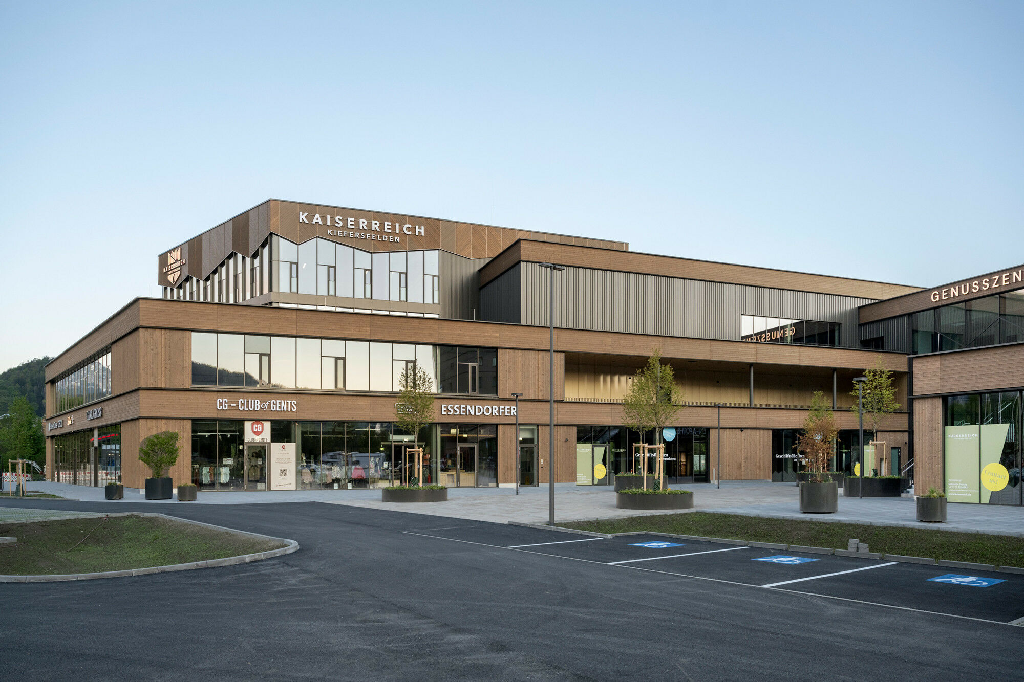 Genusszentrum im Gewerbepark Kaiserreich Kiefersfelden | Flachdach ...