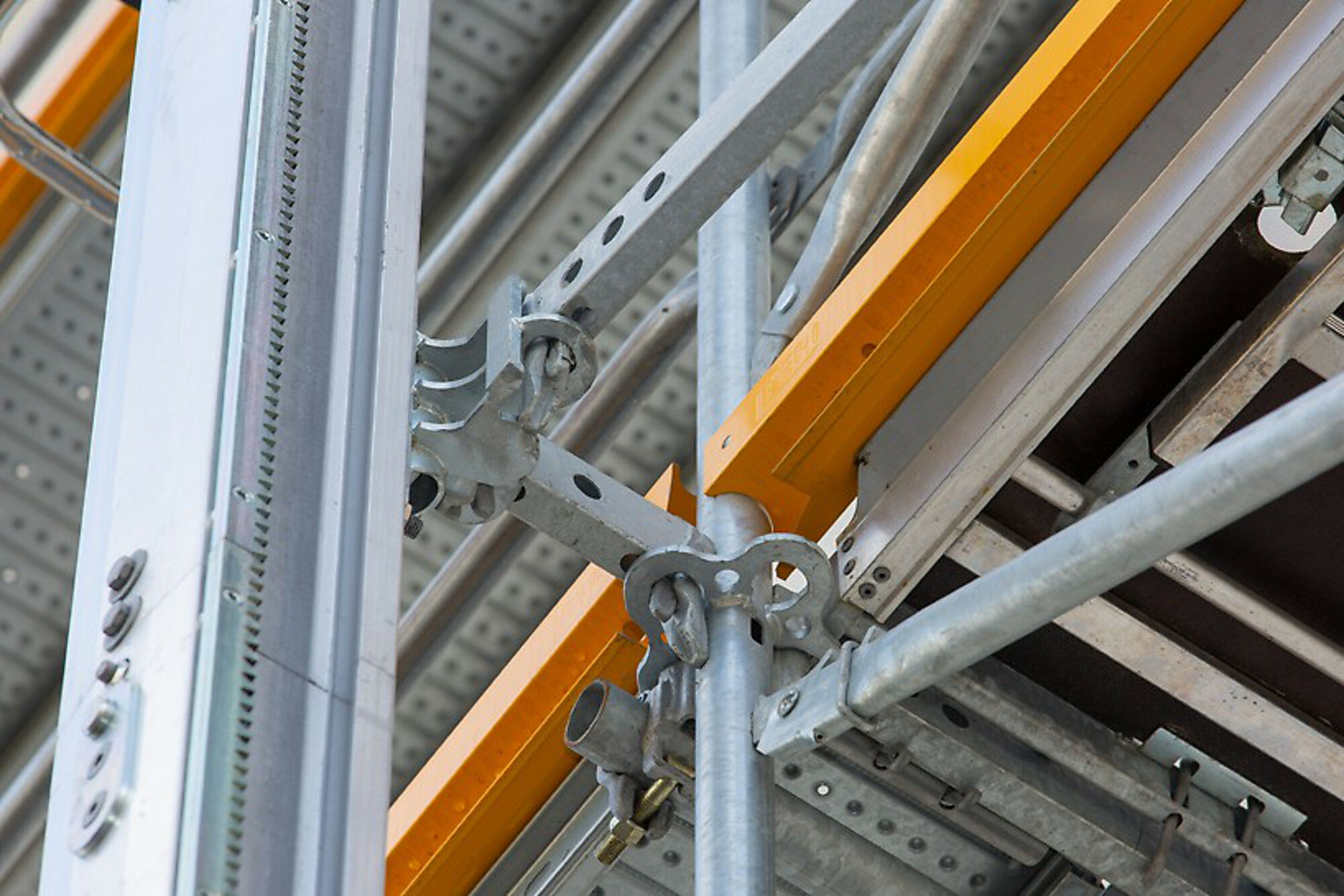 Im Korb hoch hinaus | Gerüste und Schalungen | Produkte | BauNetz Wissen