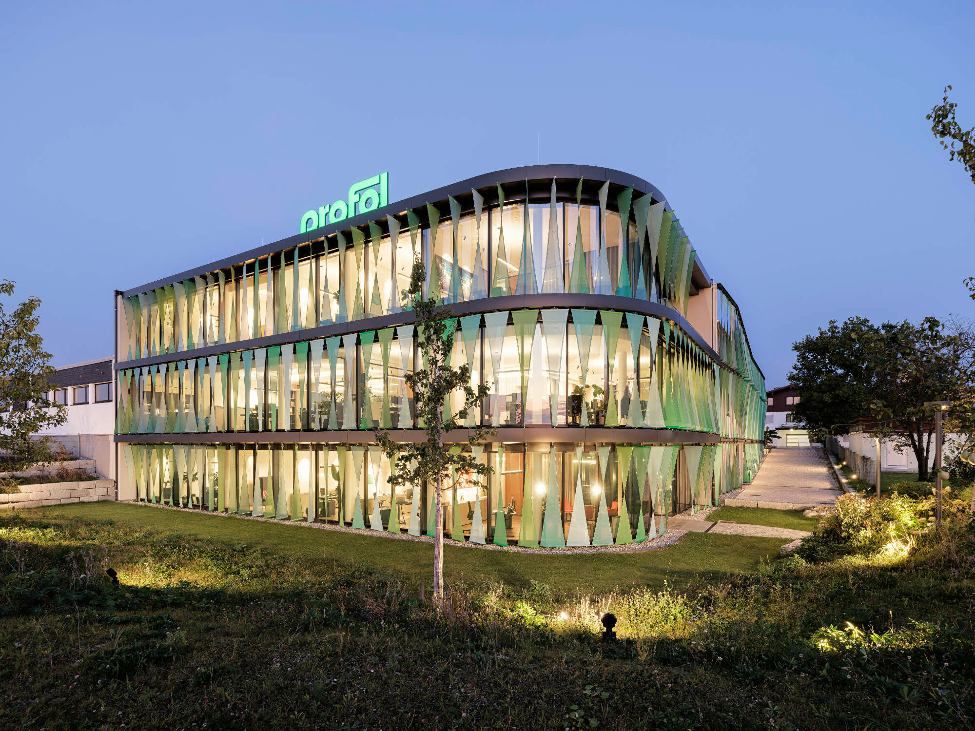 Profol Firmenzentrale in Halfing | Treppen | Büro/Gewerbe | BauNetz Wissen