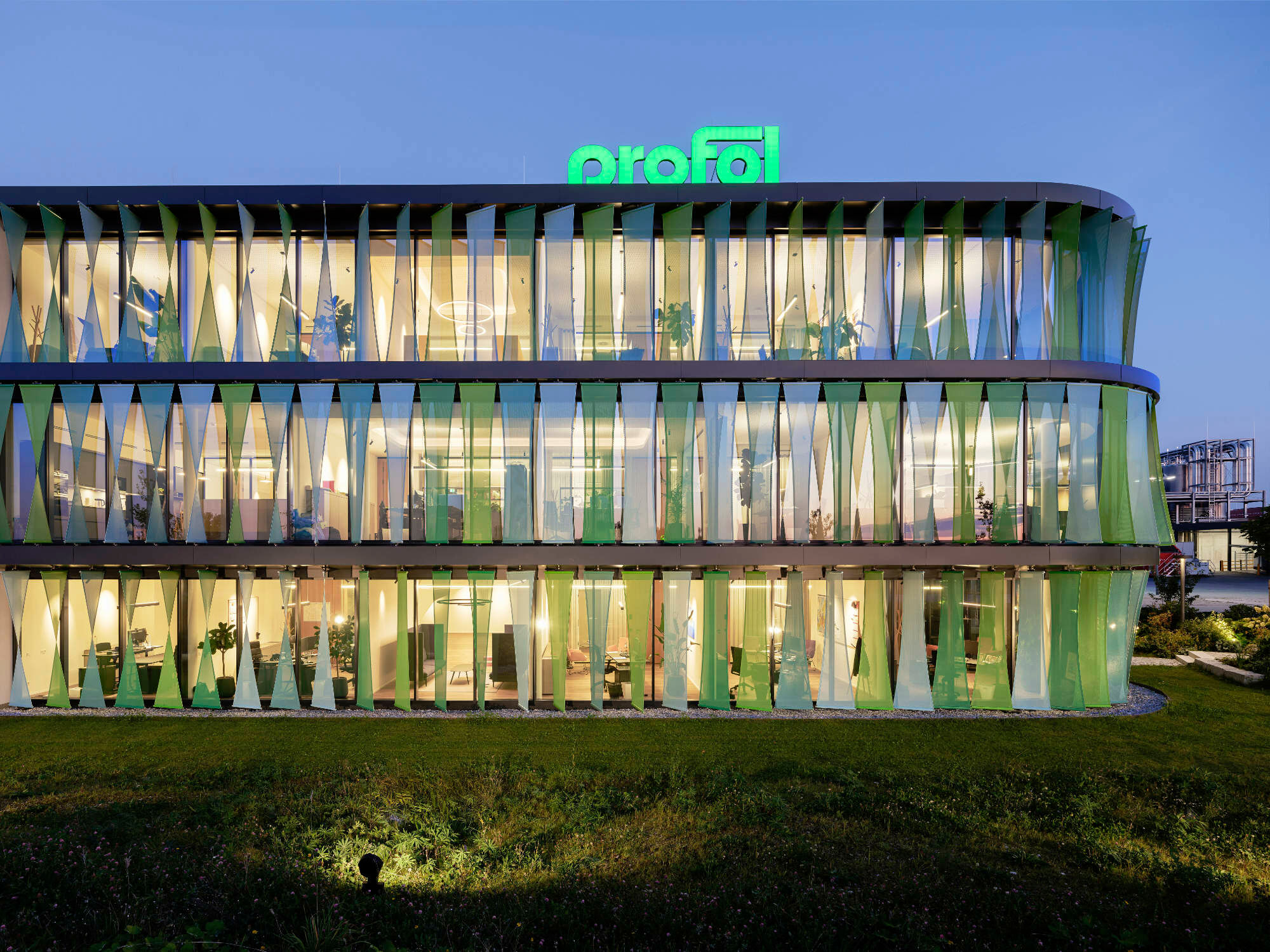 Profol Firmenzentrale in Halfing | Treppen | Büro/Gewerbe | BauNetz Wissen