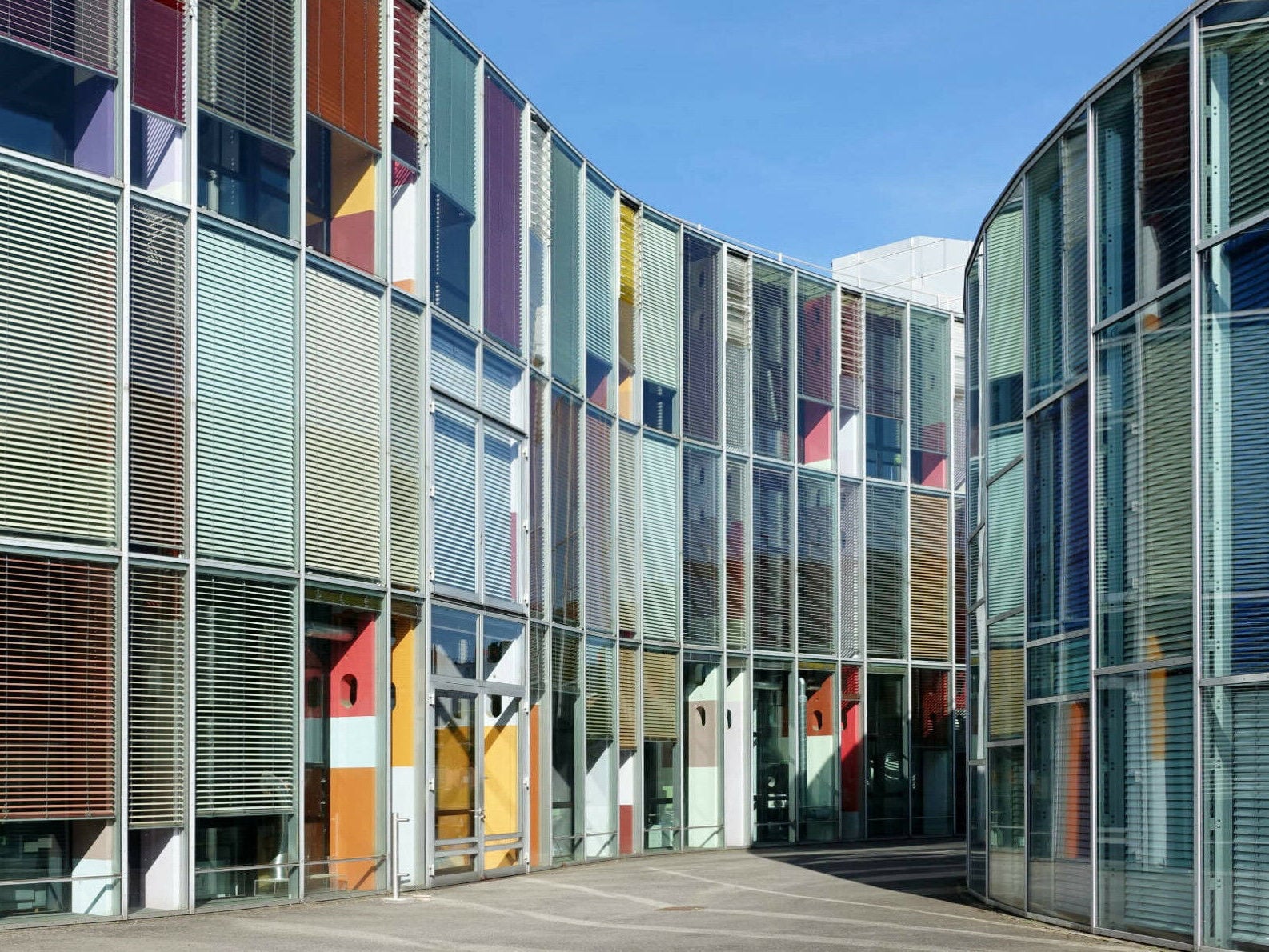 Vogelfreundliches Bauen mit Glas (025/2025) | Glas | Planungshilfen | Baunetz_Wissen