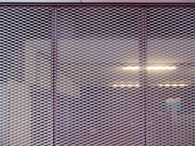 Gitter und Lochbleche | Fassade | Fassadenelemente | BauNetz Wissen