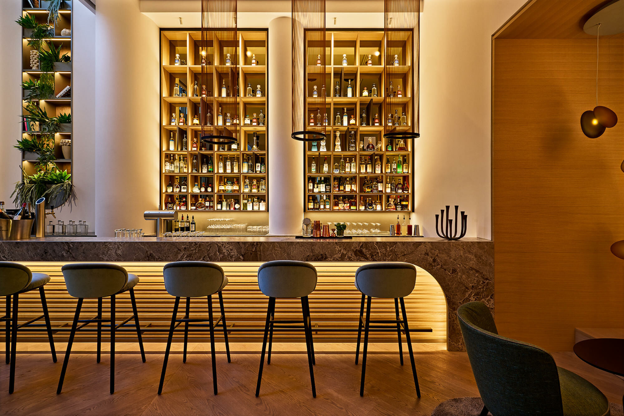 JW Marriott Hotel in Frankfurt | Treppen | Hotel/Gastronomie | BauNetz ...