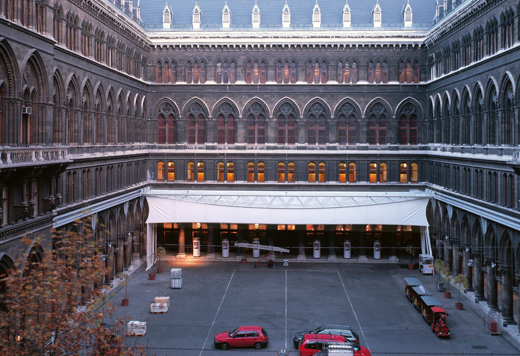 Arkadenhof Rathaus in Wien | Geneigtes Dach | Sonderbauten | BauNetz Wissen