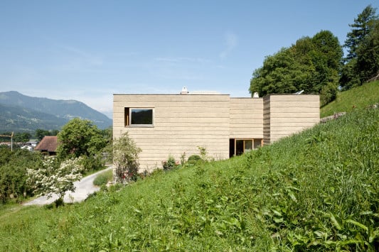 Wohnhaus aus Lehm in Schlins | Nachhaltig Bauen | Wohnen | BauNetz Wissen