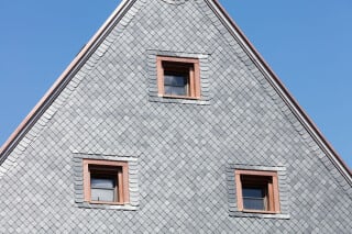 Wabendeckung an der Fassade | Schiefer | Deckungsarten | BauNetz Wissen